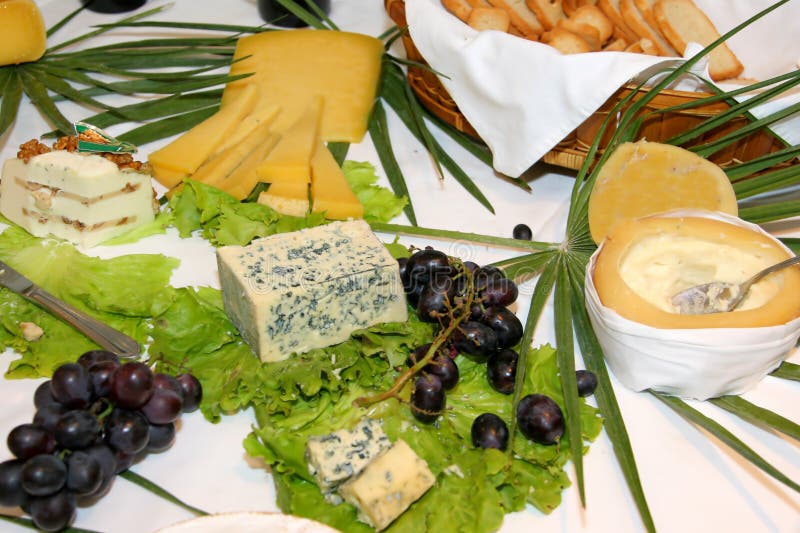 Tavola Di Formaggi Assortiti Immagine Stock - Immagine di crema, mucca ...