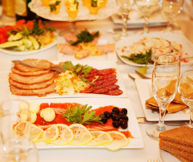 Tabella Di Banchetto Con Alimento Fotografia Stock - Immagine di fuoco ...