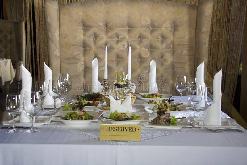 Tavolo Riservato Al Ristorante Fotografia Stock - Immagine di fuoco ...