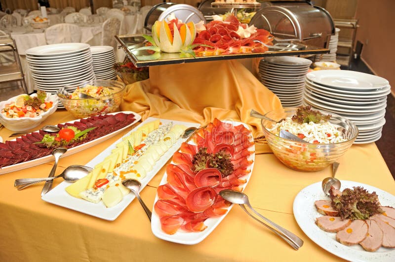 Tisch mit Essen stockfoto. Bild von hungrig, büfett, dekoration - 22909774