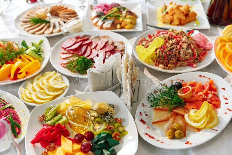 Tabla Con La Comida Y Bebidas En Un Restaurante Foto de archivo ...