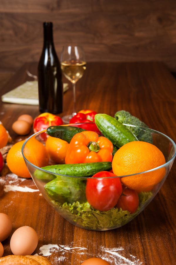 Tabla De Cocina Con Mucha Comida En Ella Foto de archivo - Imagen de ...