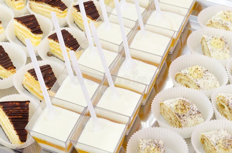 Tabla De Comida Fría Del Postre Foto de archivo - Imagen de bufé, papel ...