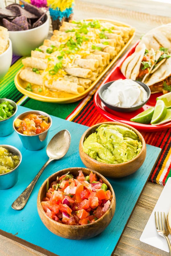 Tabla De Comida Fría De La Fiesta Imagen de archivo - Imagen de talla ...