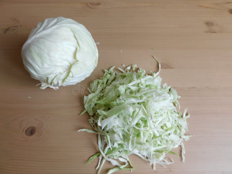 Tabla De Madera Con Repollo Cortado En La Mesa Imagen de archivo ...