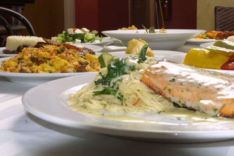 Tabla Por Completo De Comida Foto de archivo - Imagen de pescados ...