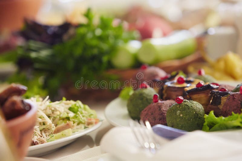 Tabla Servida Con Diversas Comidas Foto de archivo - Imagen de postre ...