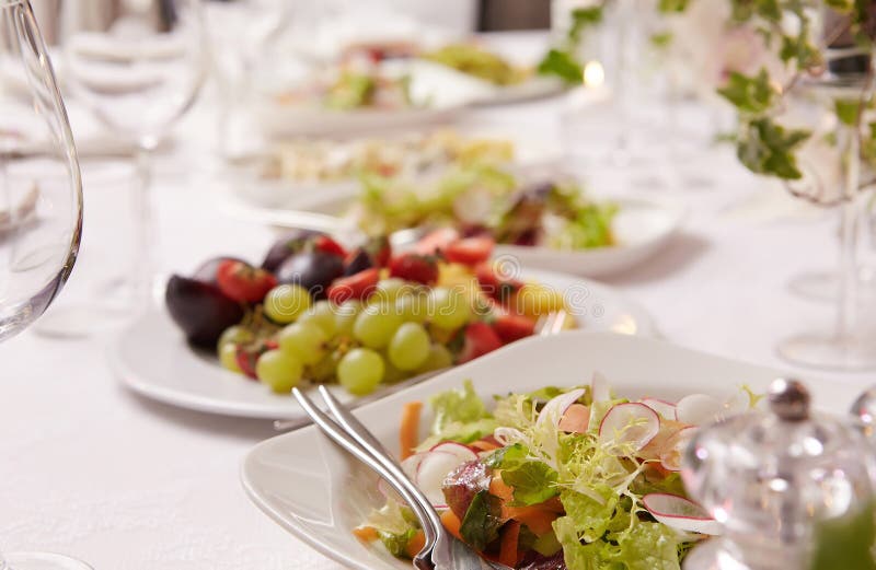 Tabla Servida Con Diversas Comidas Imagen de archivo - Imagen de indio ...