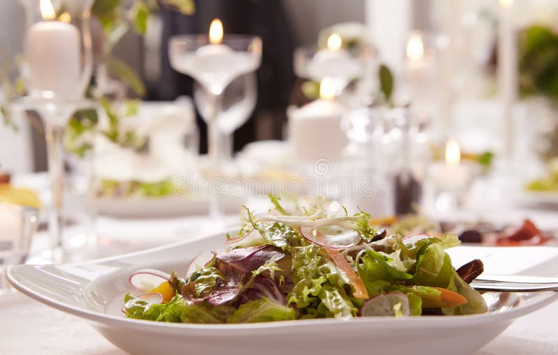 Tabla Servida Con Diversas Comidas Foto de archivo - Imagen de ...