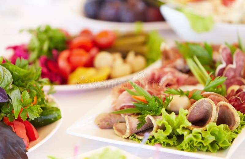 Tabla Servida Con Las Comidas De Los Diffrenets Foto de archivo ...