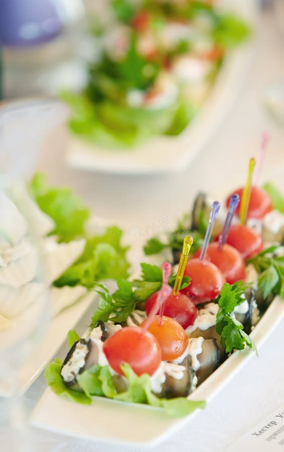 Tabla Servida Con Las Comidas De Los Diffrenets Foto de archivo ...