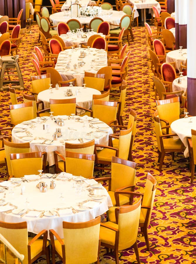 Tablas Formales En Comedor Grande Foto de archivo - Imagen de formal ...