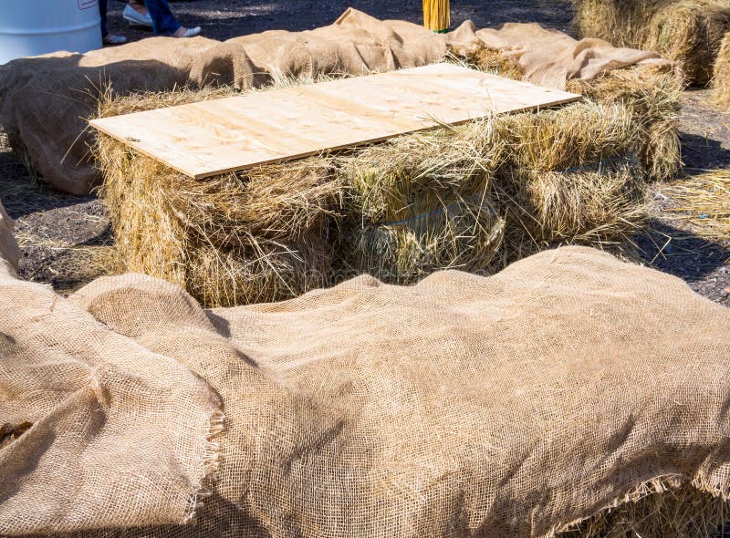 Unusual Furniture: Table Made of Euro Pallets, Chairs Made of Straw ...