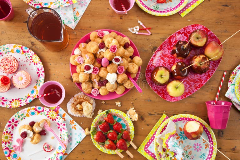 6,463 Birthday Treats Table Clipart Stock Photos - Free & Royalty-Free ...