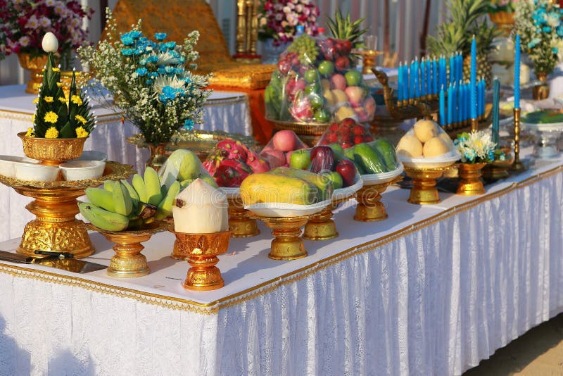 Table d'autel photo stock. Image du statues, plafond, table - 3176260