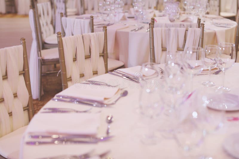 Table Dans Une Salle De Bal De Mariage Image stock - Image du table ...