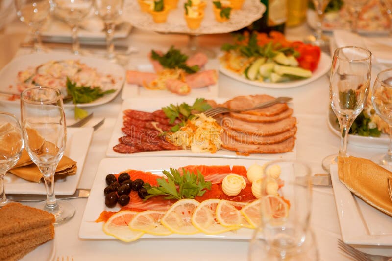 Table De Banquet Avec La Nourriture Image stock - Image du pomme ...