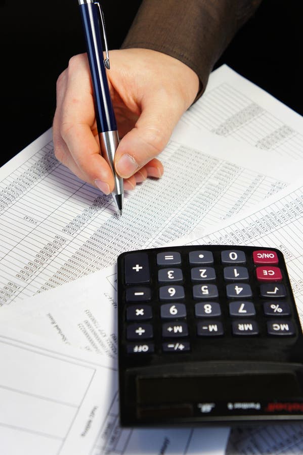 Table De Bureau Avec La Calculatrice, Le Stylo Et Le Document Comptable ...