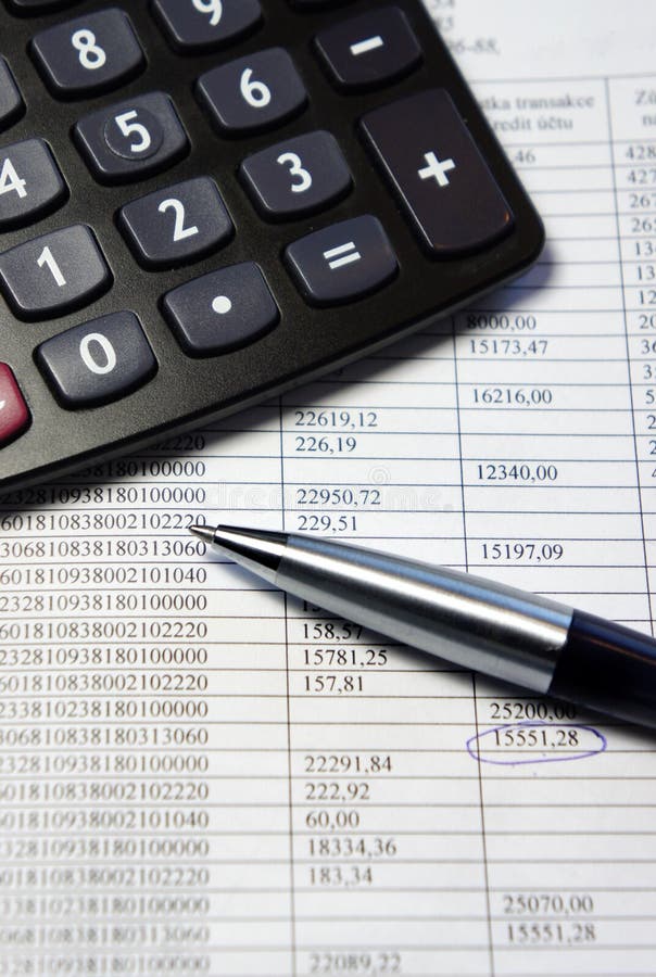 Table De Bureau Avec La Calculatrice, Le Stylo Et Le Document Comptable ...