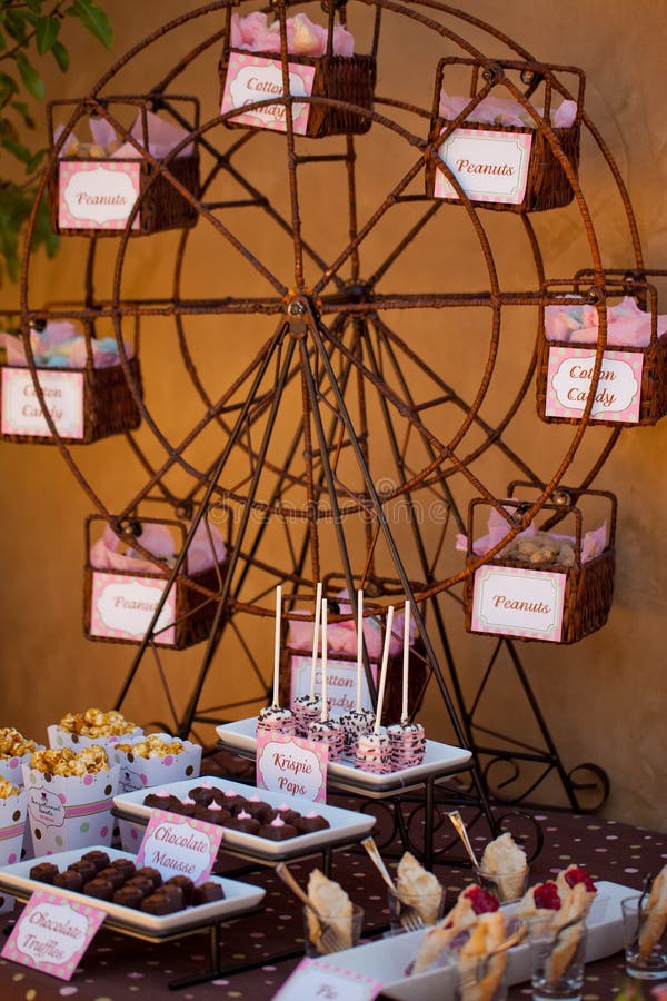 Table de friandise photo stock. Image du gourmet, sucrerie - 28893086