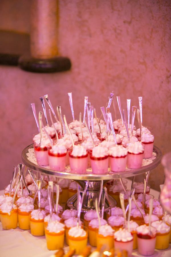 Table de bonbons photo stock. Image of gourmet, sucrerie - 28893086