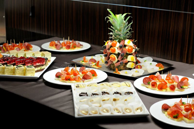 Table de nourriture image stock. Image du balkanique - 35952069