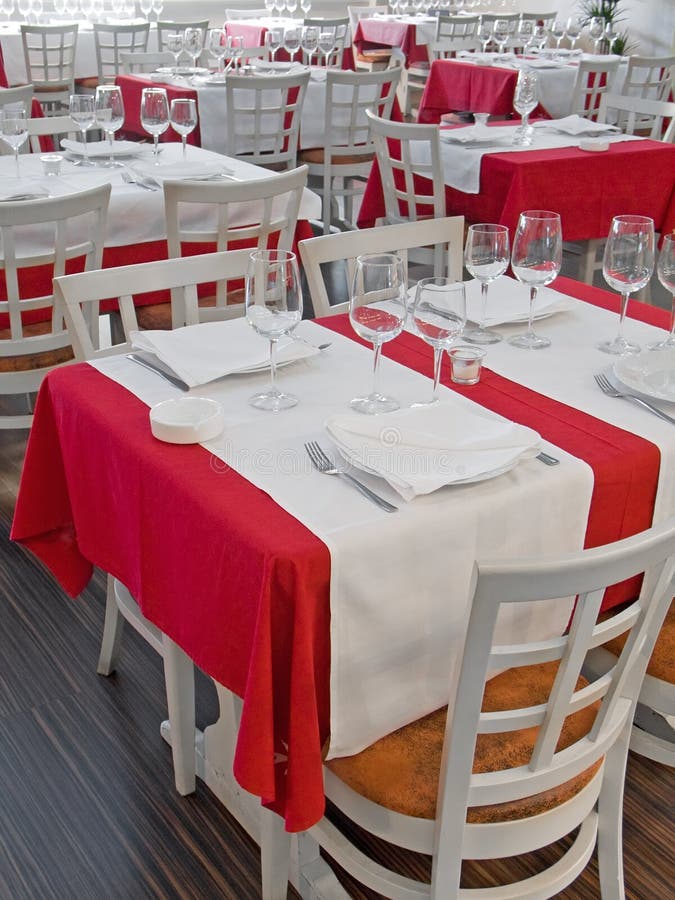 Table de restaurant image stock. Image du agencement - 10671369