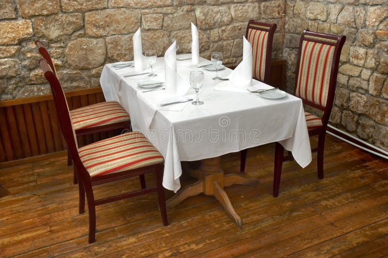 Table de restaurant image stock. Image du confort, appréciez - 1342663