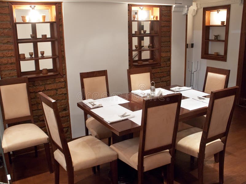 Table de restaurant photo stock. Image du fleur, poivre - 18130952