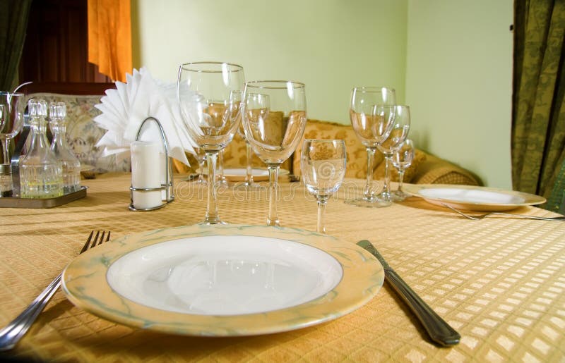 Table De Restaurant Avec Des Couverts Image stock - Image du banquet ...