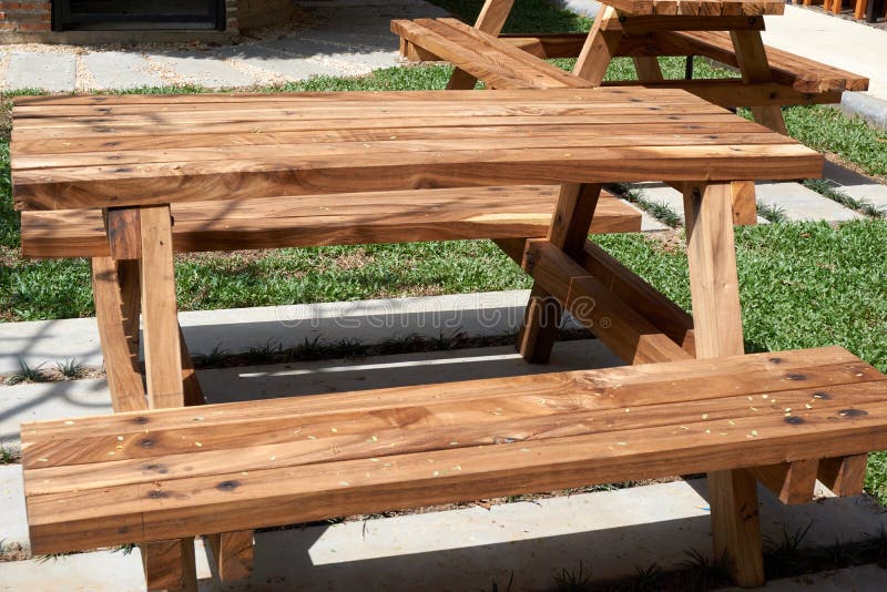 Table en bois avec le banc photo stock. Image du banc - 61760394