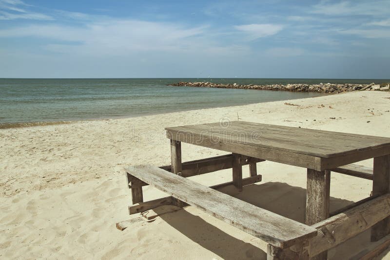 Chaises Et Table Sur La Plage Photo stock - Image du caraïbes, océan ...