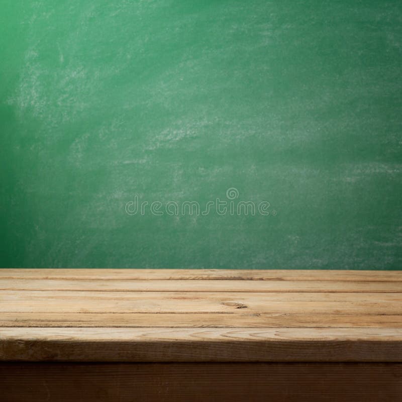 Table En Bois Vide Au-dessus De Fond Vert De Tableau Photo stock ...
