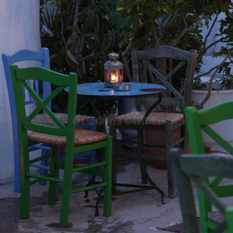 Table grecque de taverne image stock. Image du soirée - 34483051