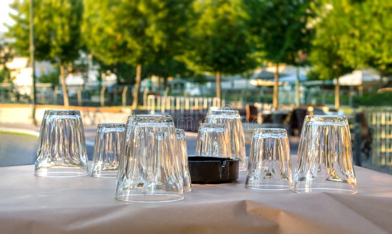 Table Grecque De Taverne Avec Des Verres Photo stock - Image du nappe ...