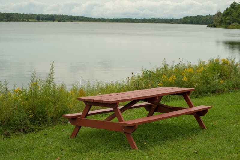 Table Pinique Sur L'au Bord Du Lac Image stock - Image du jour ...