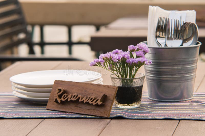 Table réservée photo stock. Image du enclenchement, réception - 14822990