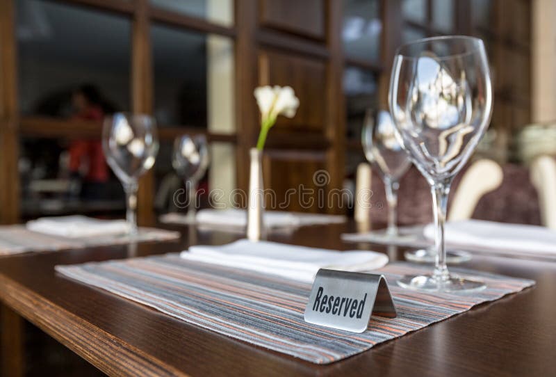 Table Réservée Dans Un Restaurant Image stock - Image du argenterie ...