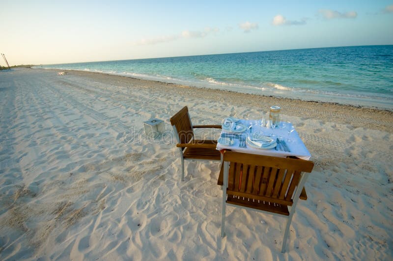 Table Romantique Sur La Plage Photo stock - Image du bleu, glace: 54775798