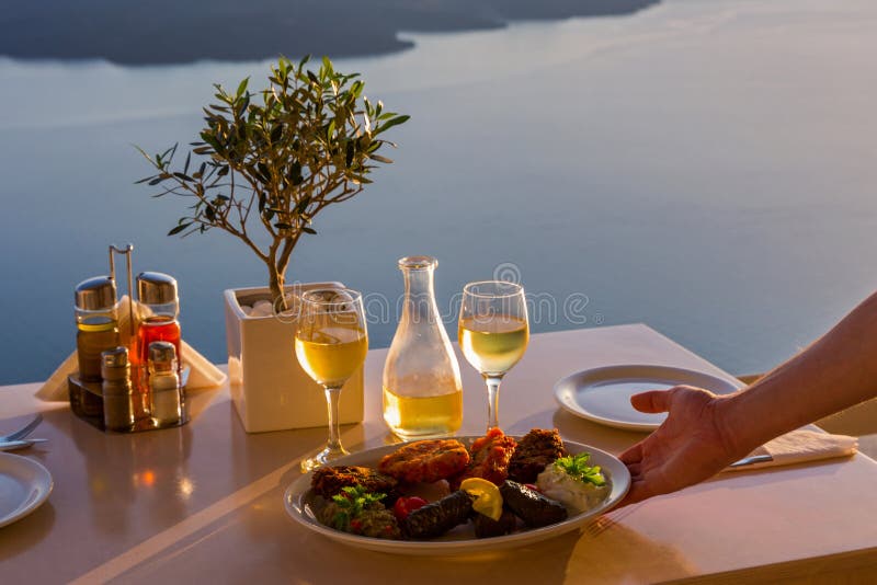 Table romantique pour deux image stock. Image du sunlight - 53147301