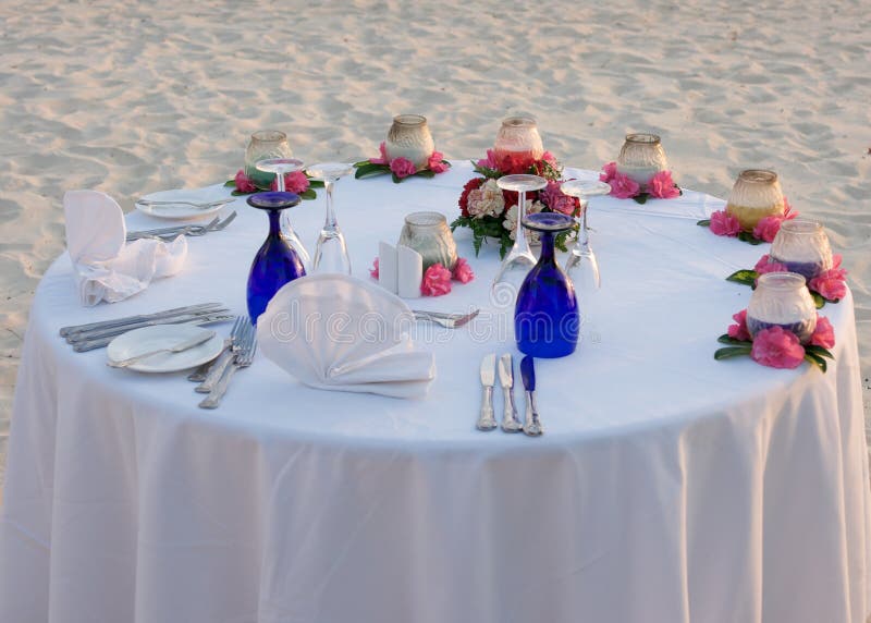 Table romantique pour deux image stock. Image du horizontal - 53147301
