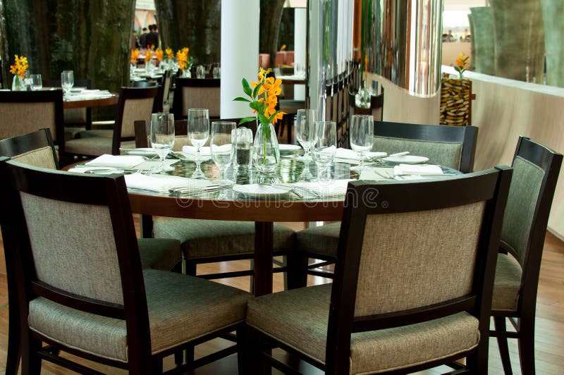 Table ronde au restaurant image stock. Image du ambiant - 17465545