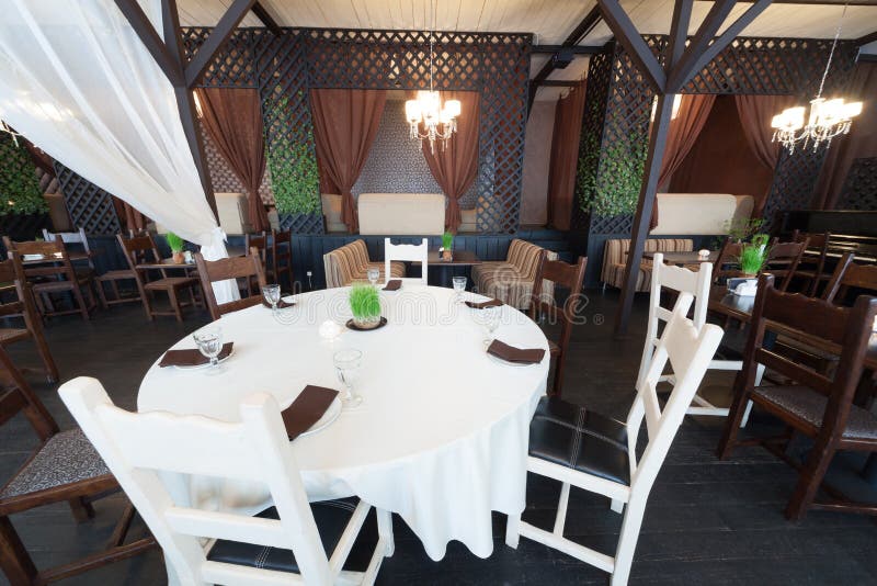 Table Ronde Dans Un Restaurant Image stock - Image du lampe, tony: 30983697