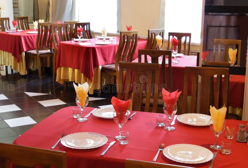 Table rouge au restaurant image stock. Image du pièce - 8823643
