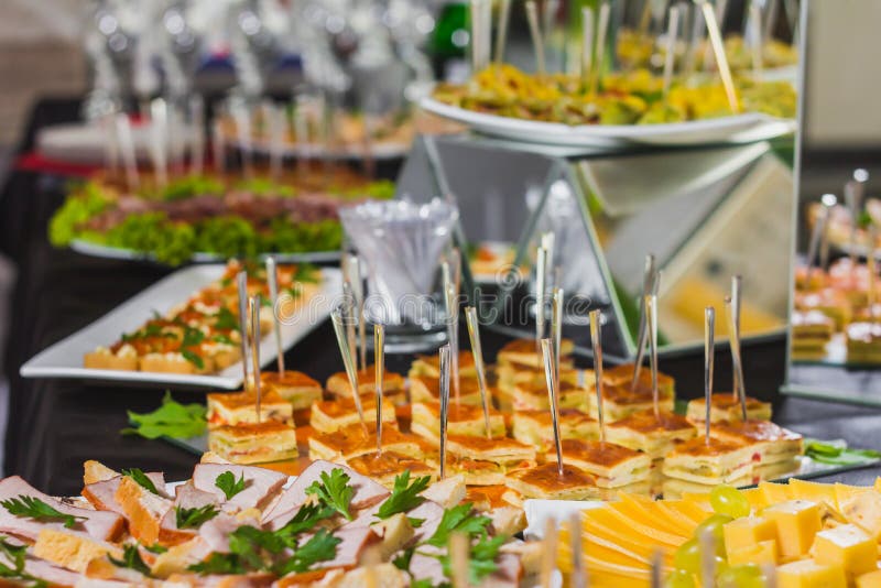 124 Photos de Tableau De Banquet Avec Beaucoup De Nourriture - Photos ...