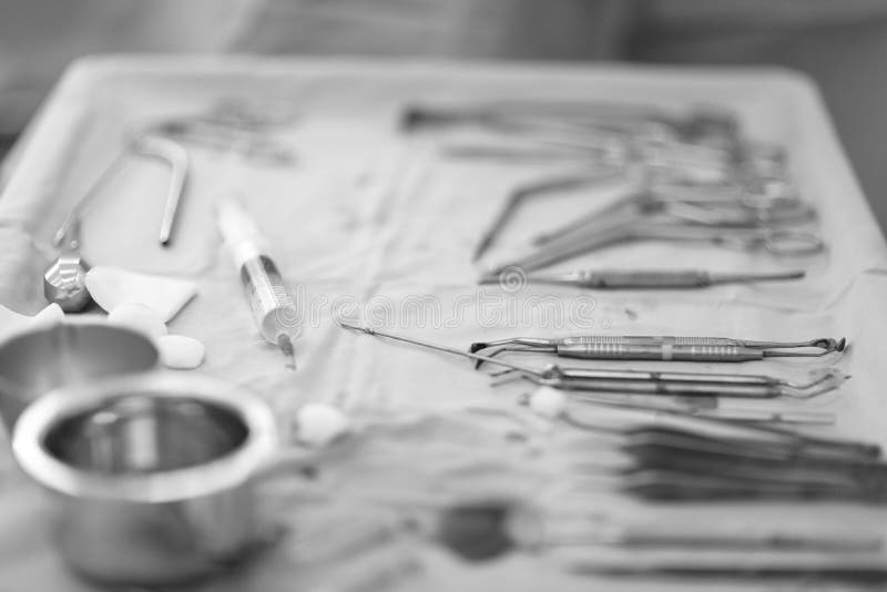 Tableau Avec Un Ensemble D'instruments Chirurgicaux Dentaires Image ...