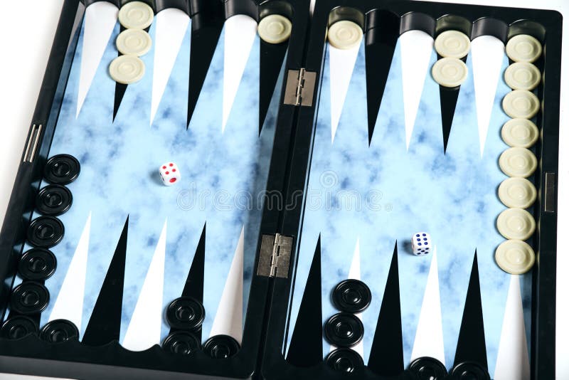 Tablero Con Cubos Y Fichas Para Jugar Al Backgammon Foto de archivo ...