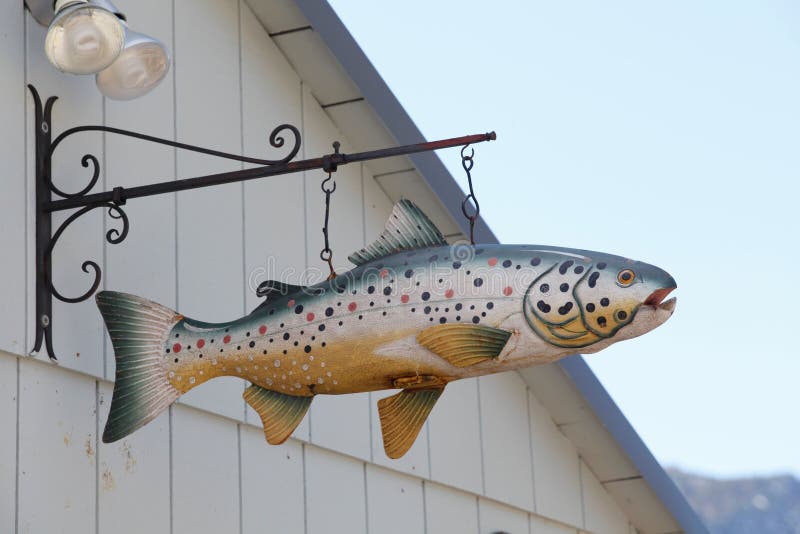 Tablero Con Forma De Pez Colgado En El Edificio Imagen de archivo ...