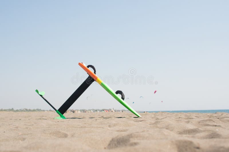 Tablero De La Hoja Que Practica Surf En Arena Foto de archivo - Imagen ...