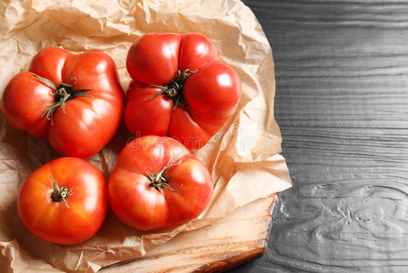 Tablero De Madera Con El Tomatoe Sabroso Imagen de archivo - Imagen de ...